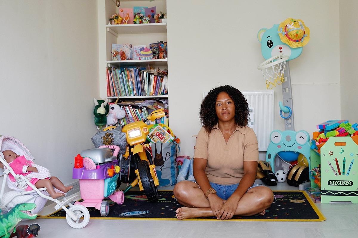 Couple with 40-yr age gap defy trolls who doubted them to mark 17th ...