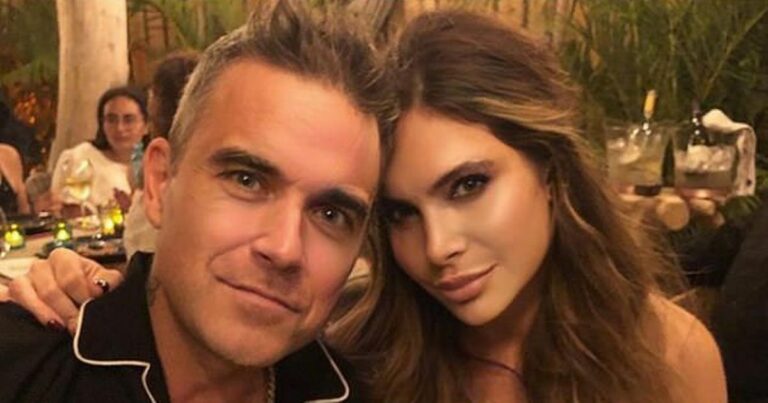 Robbie Williams Pictured Completely Naked As Wife Ayda Brands Him Sex Bomb Big World Tale